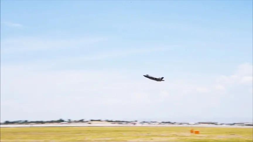 F-35闪电是一款单座单发三军通用的多用途战机