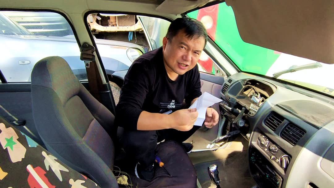 奥拓异响引起粉丝的吐槽,两口子又去了报废车场,拆配件修车!