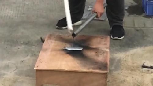 锂电池着火了应该怎么应对，小伙给大家演示一下正确的处理方法