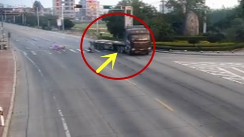 和大货车发生碰撞,电动车死里逃生,希望你下一次还幸运