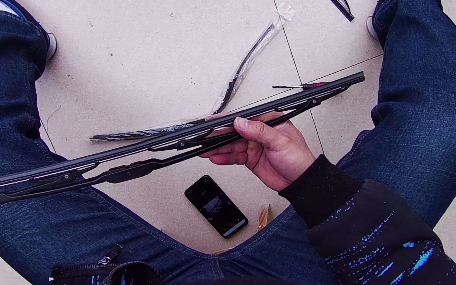 自己换雨刮器胶条,二块钱就搞定,相比几十上百换一个雨刮器,方便省钱,...