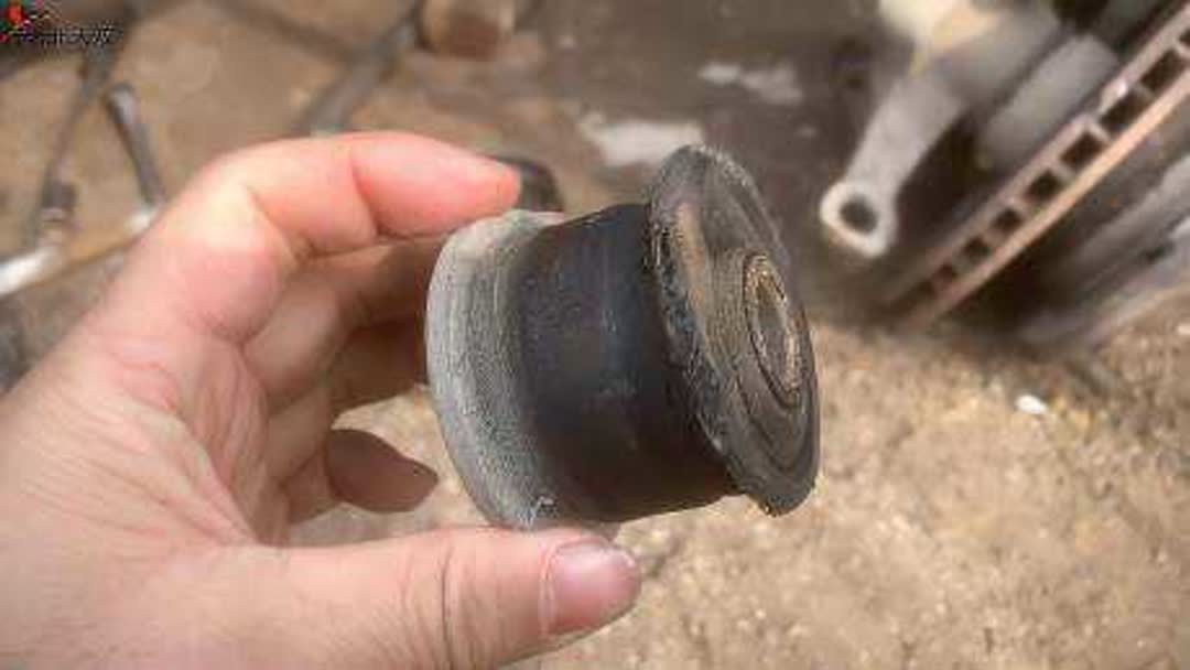 看看修车师傅是怎样换下支臂胶套的,技术分享,再坏了自己也会修