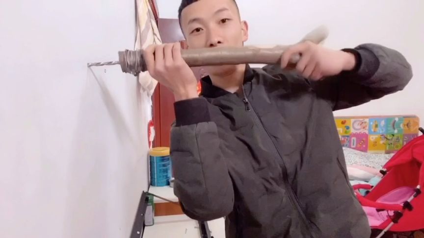 为了挂一个电视机没电钻,自己用手钻墙!混凝土墙能打穿吗?