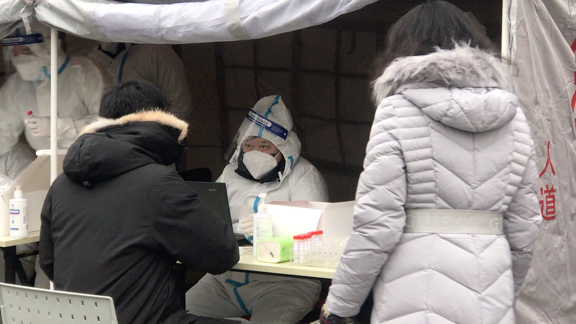 原来做核酸检测的过程这么简单。几秒钟一个