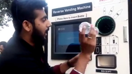 国外发明反向贩卖机,投入废品竟得到生活用品?网友:没瓶子捡了
