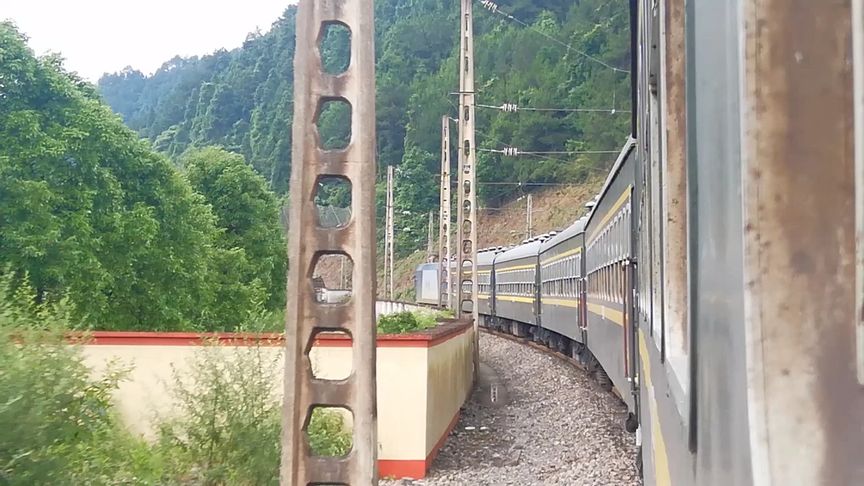 列车缓缓进入万岩车站,弯道车站爽爆了,二道K2285超越通过