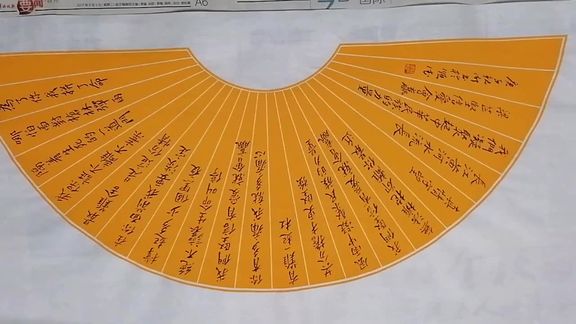 亲湖把粱芒《坚信爱会赢》的歌词创作成书法作品,为武汉加油,一