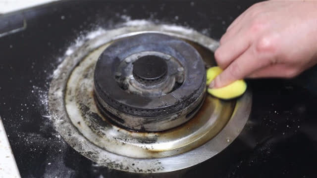 灶台油污太脏难清洁?一个简单方法,污垢一擦就干净,.