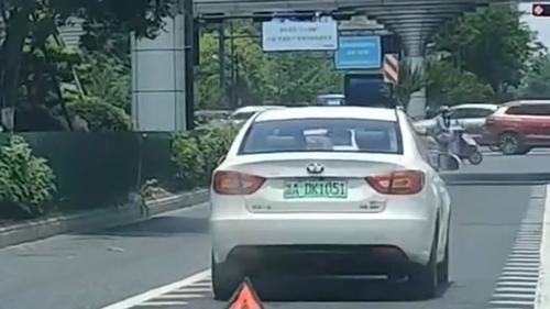 电动汽车街头意外自燃,眼看着就要被烧成一副空架,不要把责任归给电池