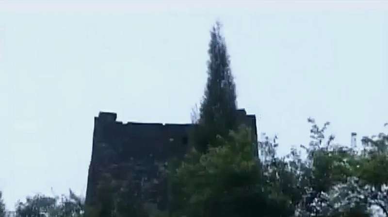 山洞顶端发现古代碉堡群 很多已经沦为废墟 传说和皇帝有关