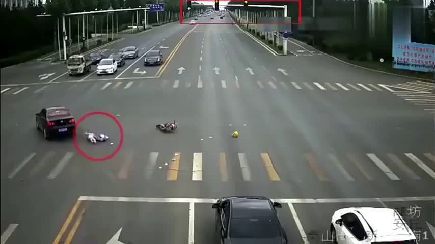 监控:电动车女子任性闯红灯,被轿车撞飞那一刻,疼啊