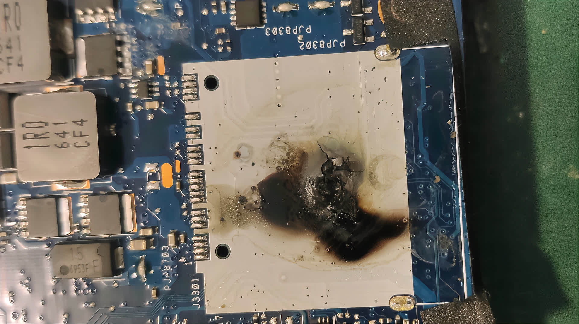 笔记本进水主板烧穿,师傅辛苦修开机,...