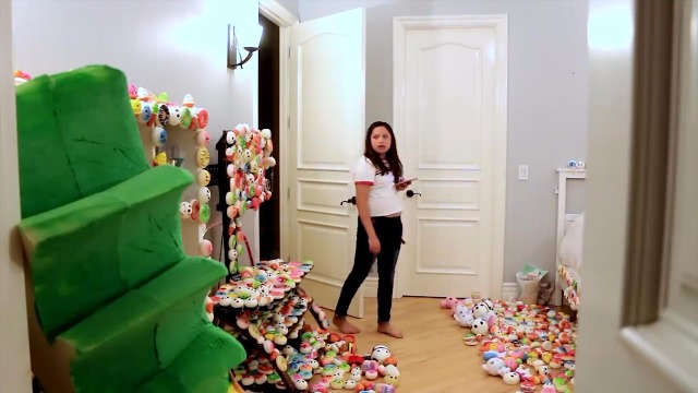 女孩用毛绒娃娃,盖满姐妹的房间,最温柔的恶作剧