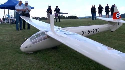 大型航模飞机起飞过程,不仔细看真不知道这是航模,还以为是真的飞机呢