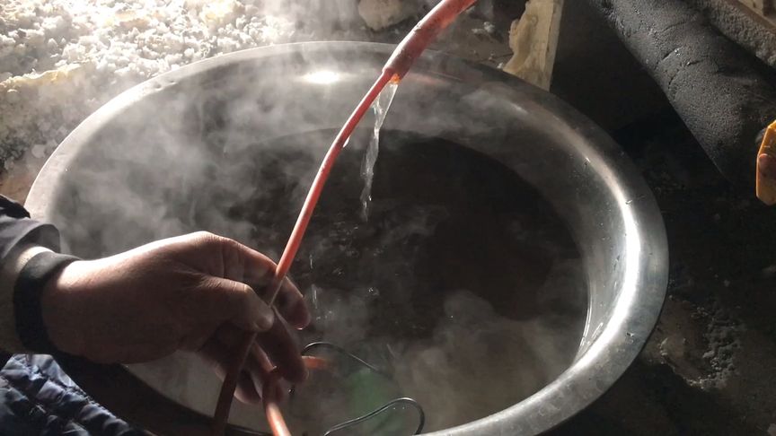 埋在地下的自来水管冻了,大哥想出好方法,以后再也不怕水管冻