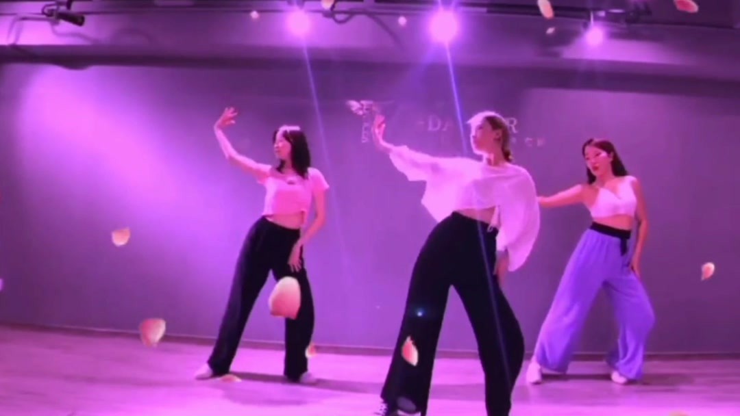 抖音超火的《微微》舞蹈教学完整版,年会晚会都适合跳,洋气又简单好看!