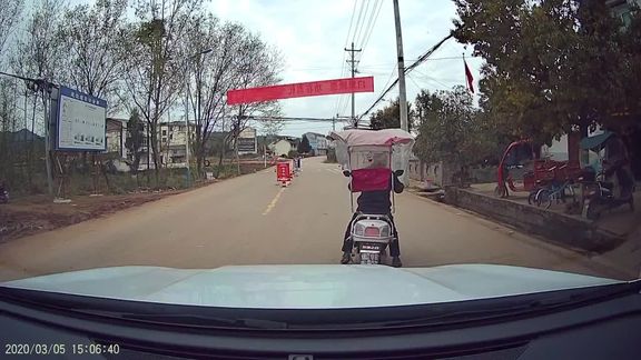 #比亚迪# 多亏了比亚迪宋Pro自动刹车,不然就亲上了!