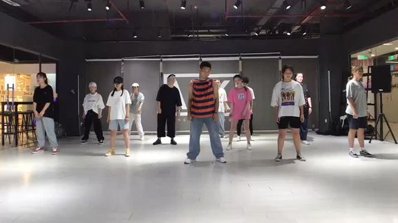 穿最粉的衣服跳最嗨的舞蹈#练习室 #零基础学习舞蹈