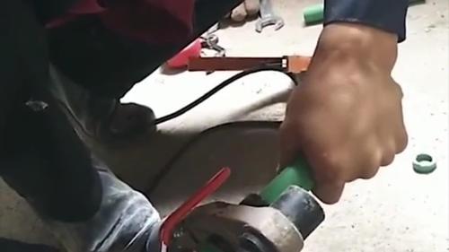 水管热熔就是要快准狠,老师傅讲究的就是一个手法,手法到位了活就好干了