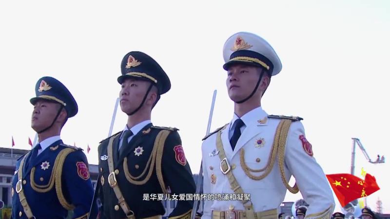 ...就像当初训练、升旗那样。”北京天安门广场,国旗旗杆下的赵新风站...