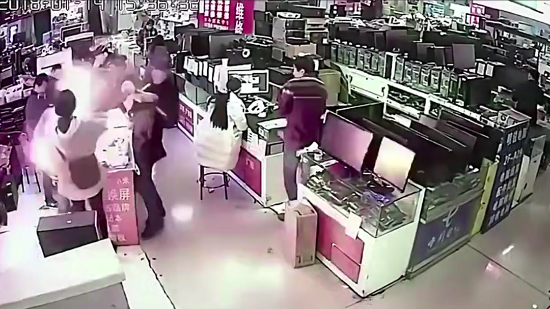 男子咬手机电池测真假 当场发生爆炸