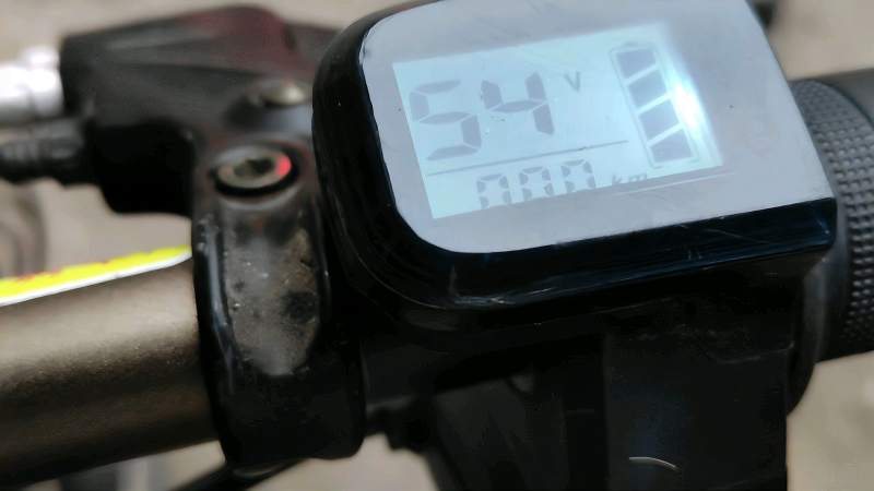 锂电池小电动车顾客自己换了一个转把车就不走了,咋回事?