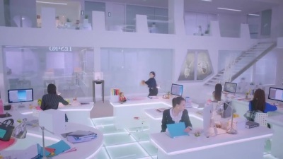 设计师沦落成跑腿的,竟敢怒怼彪悍美女,不料被泼热咖啡!