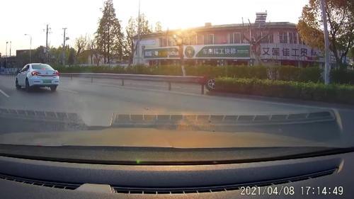 行车记录仪拍下的一幕,这是啥情况?