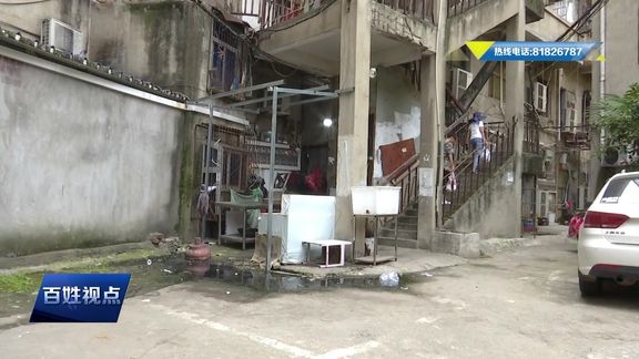 老小区楼道内搭灶台,安全隐患大引争议,居民称变成户外厨房?