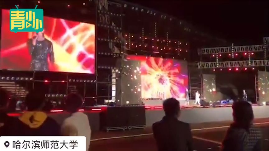 好厉害!高校一女老师在演出现场飙高音