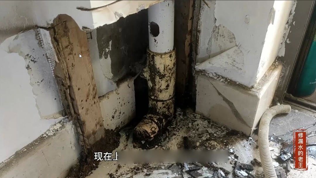 经典案例来了,客户家瓷砖缝冒水出来,查到漏水原因是空调排水管