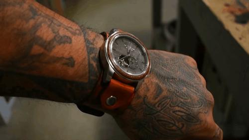 男子翻出一块祖传的手表,自制一副真皮表带,带手上还是很拉风的