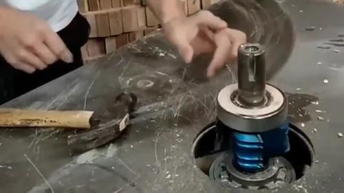 手艺人打磨木料,机器安装好了,剩下的看他的技术!