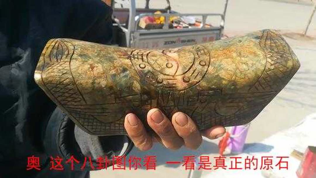 集市古董摊出售玉枕一个,要价3000元,老板说一般人还不卖给他