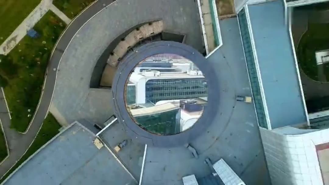 航拍建设银行武汉数据中心,在南湖大道远眺还以为是艘邮轮