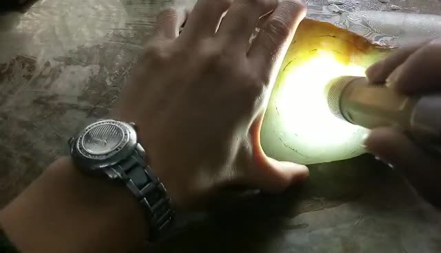 缅甸翡翠原石剥皮后的华丽蜕变