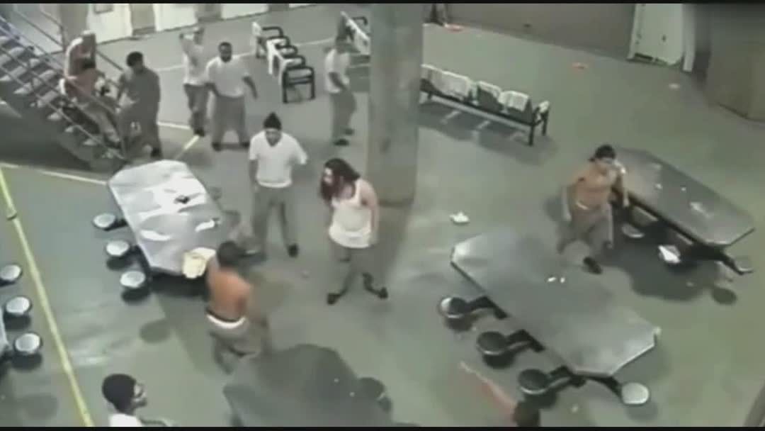 热点关注:监控实拍国外一监狱内两帮派斗殴场面火爆!