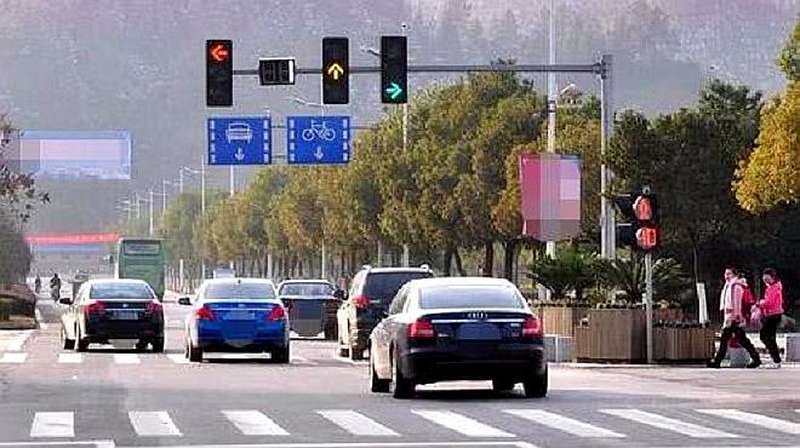 全新红绿灯来了,取消读秒还改了名字,车主质问:是喜还是忧?