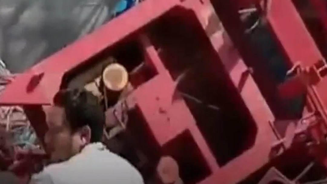 泰国起重机倒塌致5死5伤 1男子被挂60米高空