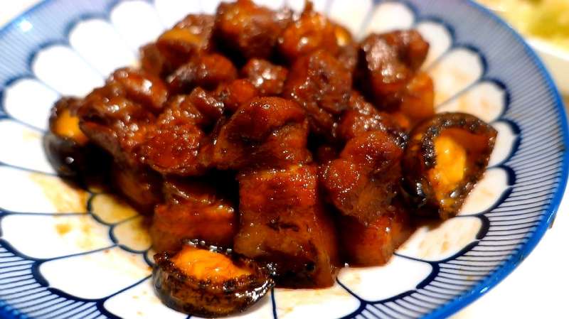 年夜饭硬菜鲍鱼红烧肉,饱满红亮肥而不腻,红红火火过大年