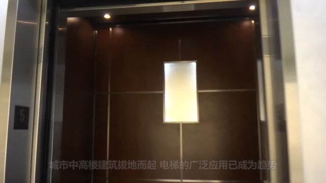 电梯坠落即将落地时,向上跳跃就能救命吗?动画演示全过程!