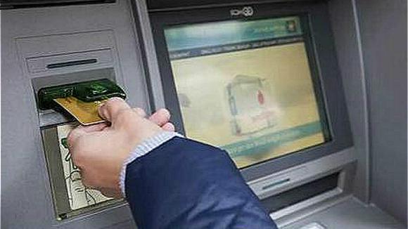 银行卡被ATM机吞了怎么办?教你一招,银行卡自动退回,省时省事