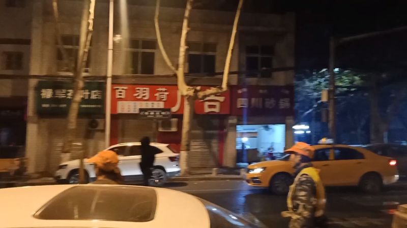 长安:接近零点,韦曲北街比白天还堵,很多工人和机器在忙什么?