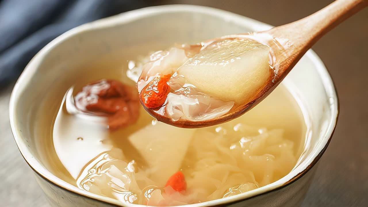 煮梨汤时,先煮冰糖还是先煮梨?很多人都做错了,花钱还白喝!