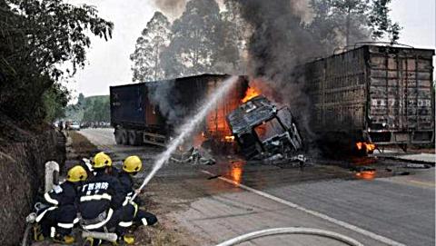 山东滨州205国道多辆大货车相撞起火, 油罐车爆炸, 浓烟四起