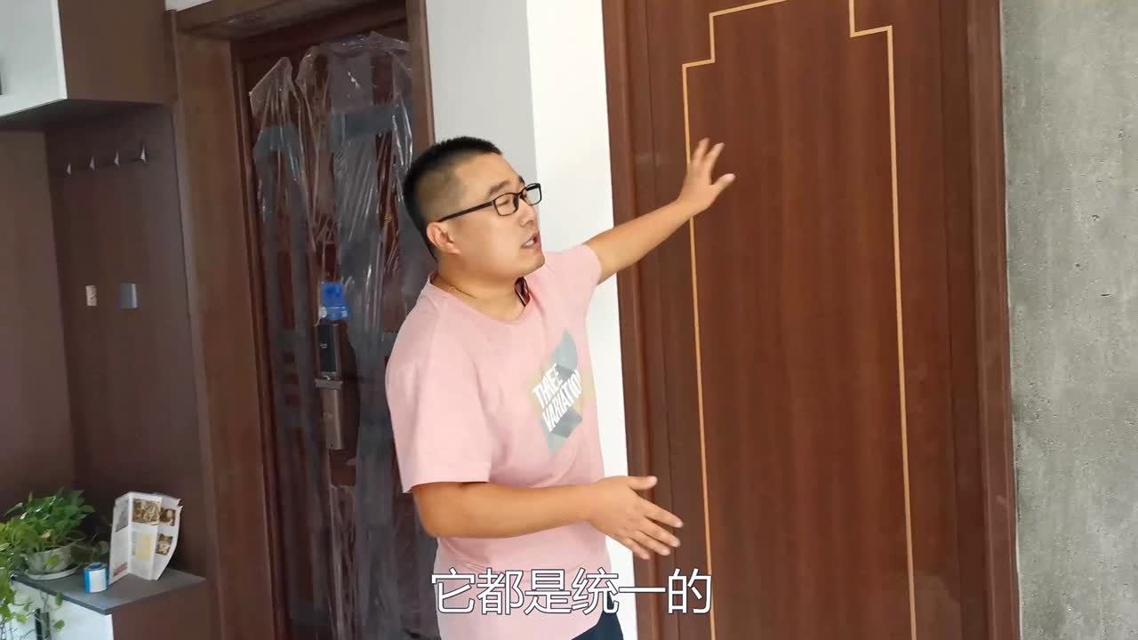 背景墙小或者不对称,可考虑隐形门电视墙,但也有缺点