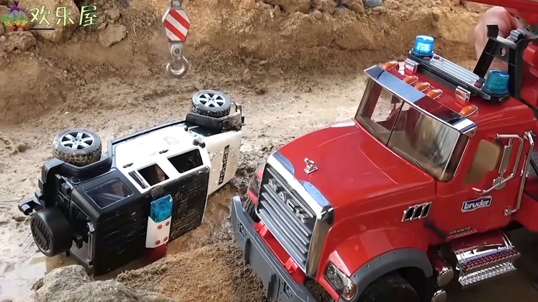 警车不小心撞到石头上翻车了,我们的挖掘机和大吊车来救援了!