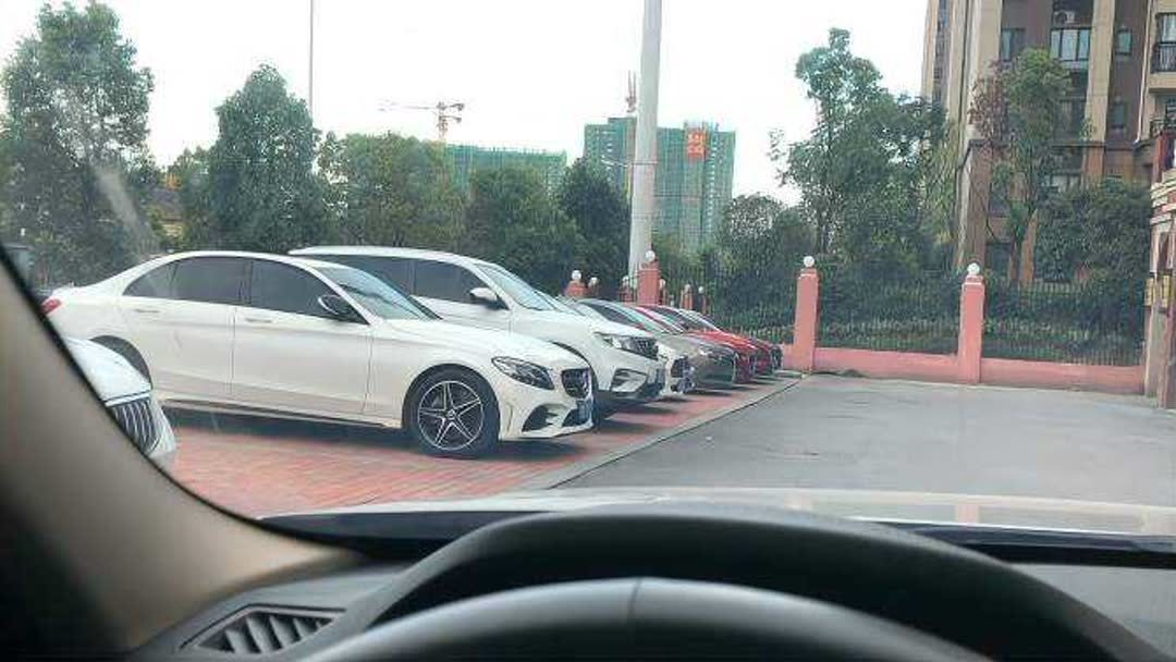 这是我见过最简单的停车技巧,以前停车都搞错了