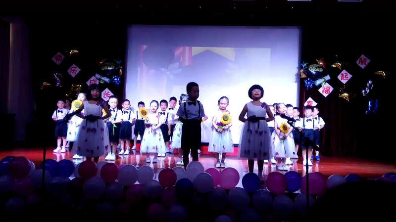 2017刘子涵在幼儿园毕业典礼大会上表演诗朗诵《毕业诗》