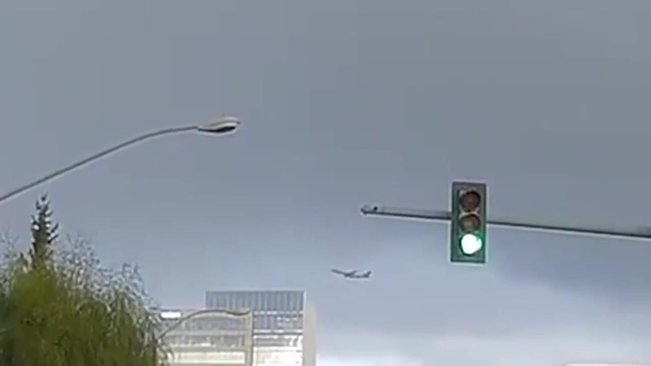 灵异事件:小伙驾车回家 无意间记录下闪电击中飞机的画面